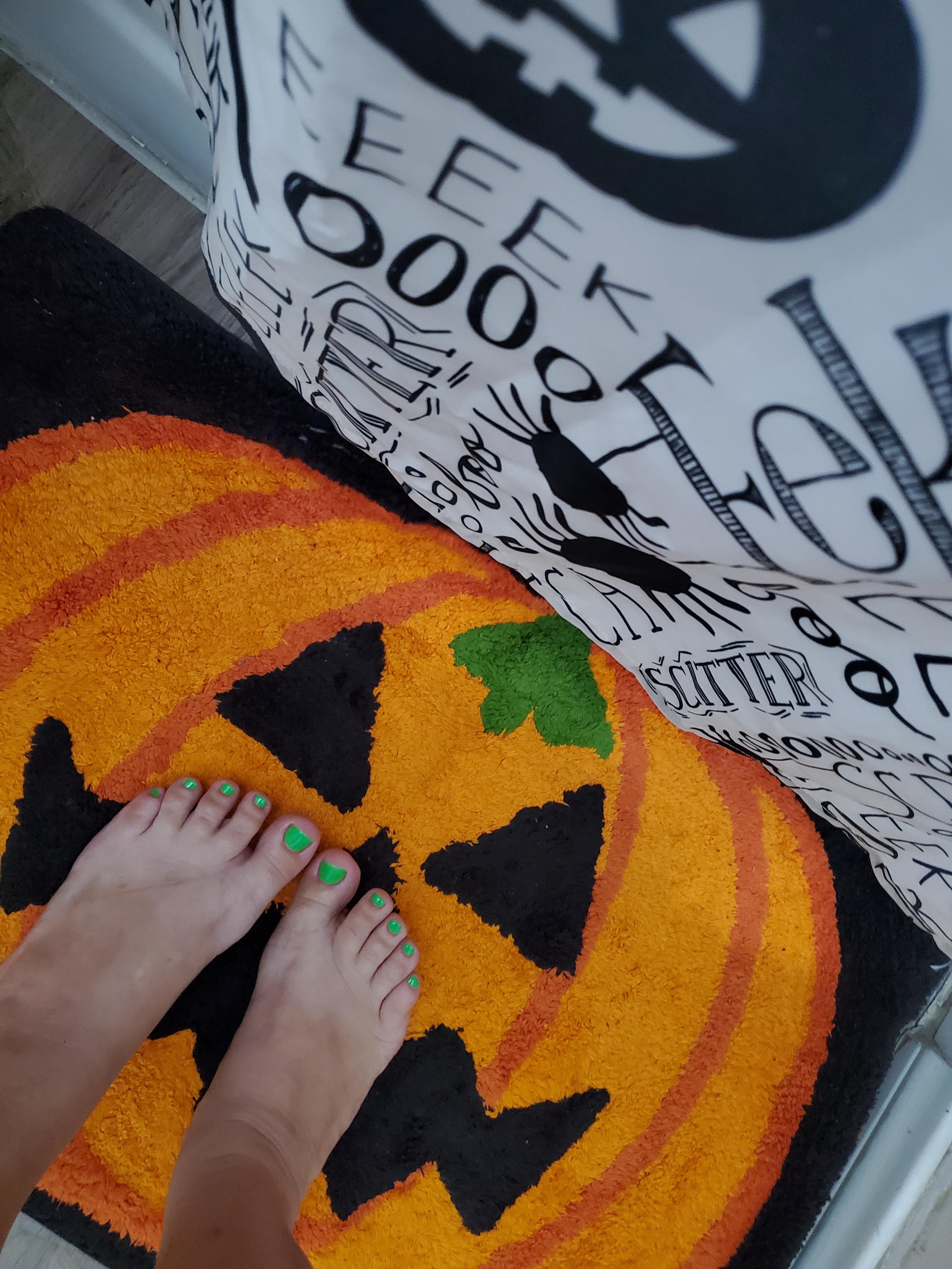 Trick or treat 🎃 💚 | Scrolller