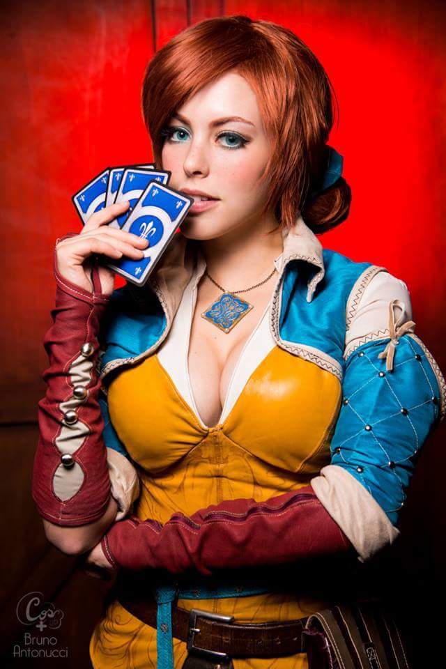 Triss playing Gwent... Her cleavege 🤤 | Scrolller