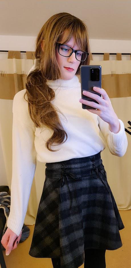 Trying on a new sweater and lipstick! | Scrolller
