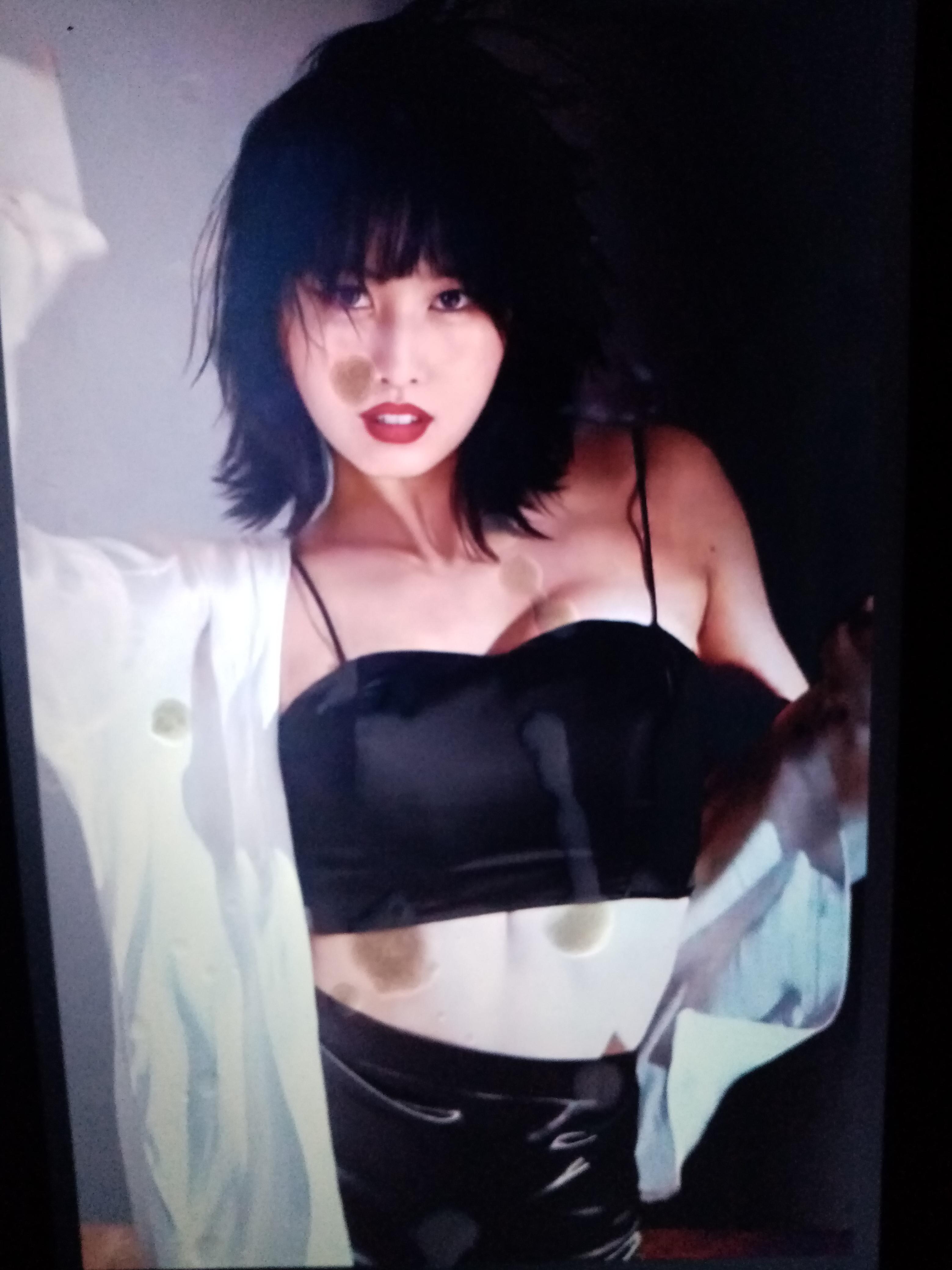 TWICE - Momo | Scrolller