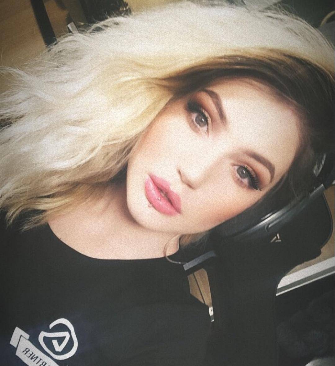 Twitch Streamer Lips | Scrolller