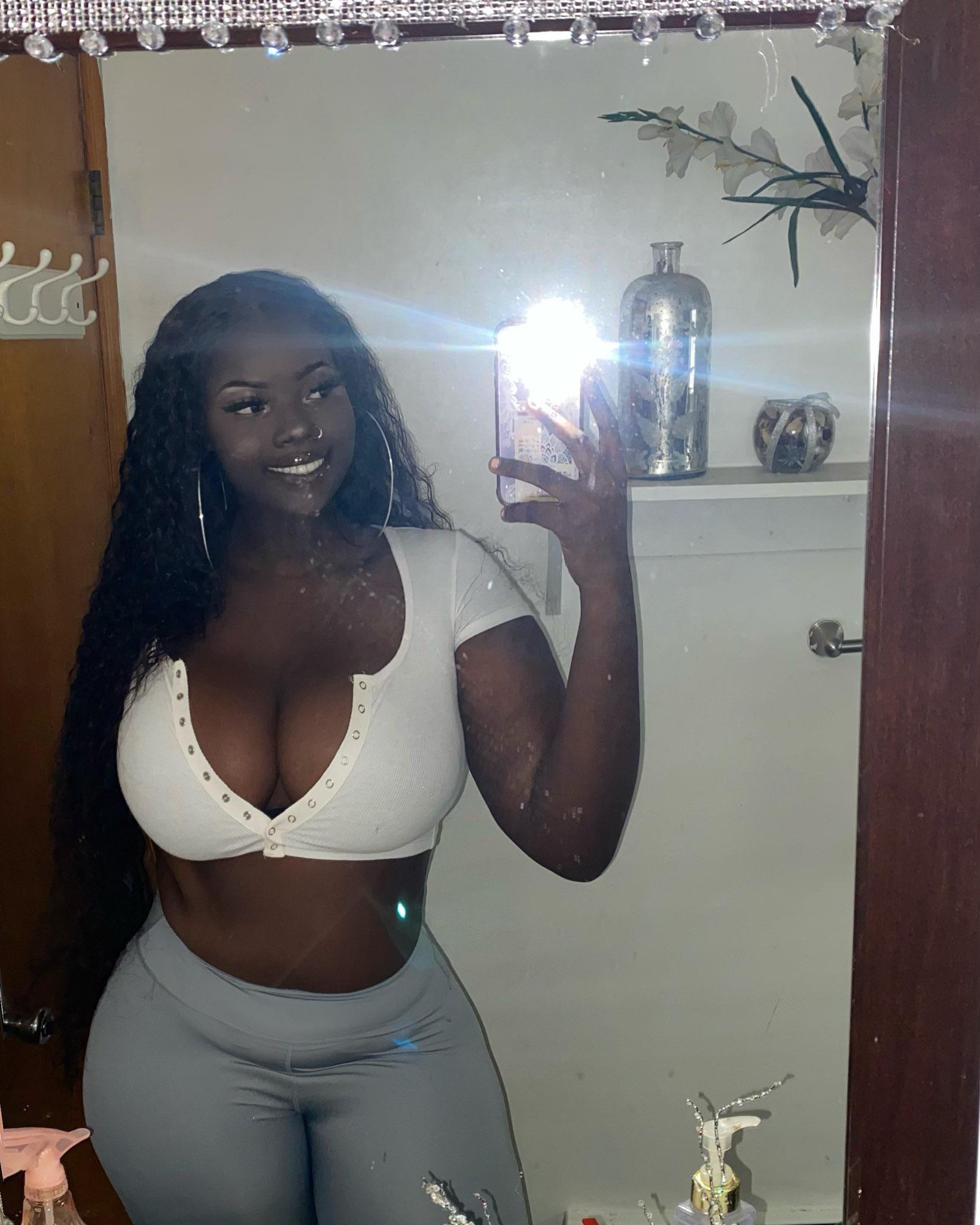 Twitter Baddie | Scrolller