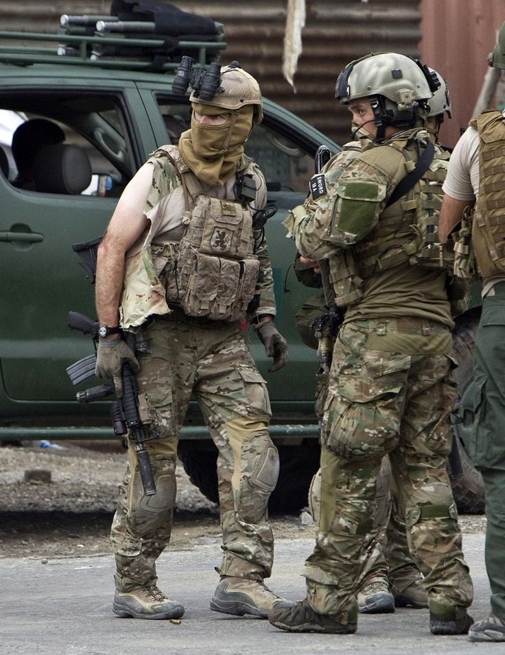 Two members of Navy Seals DEVGRU and the SAS after a gun battle in Kabul, 2011 [736 x 956 ...