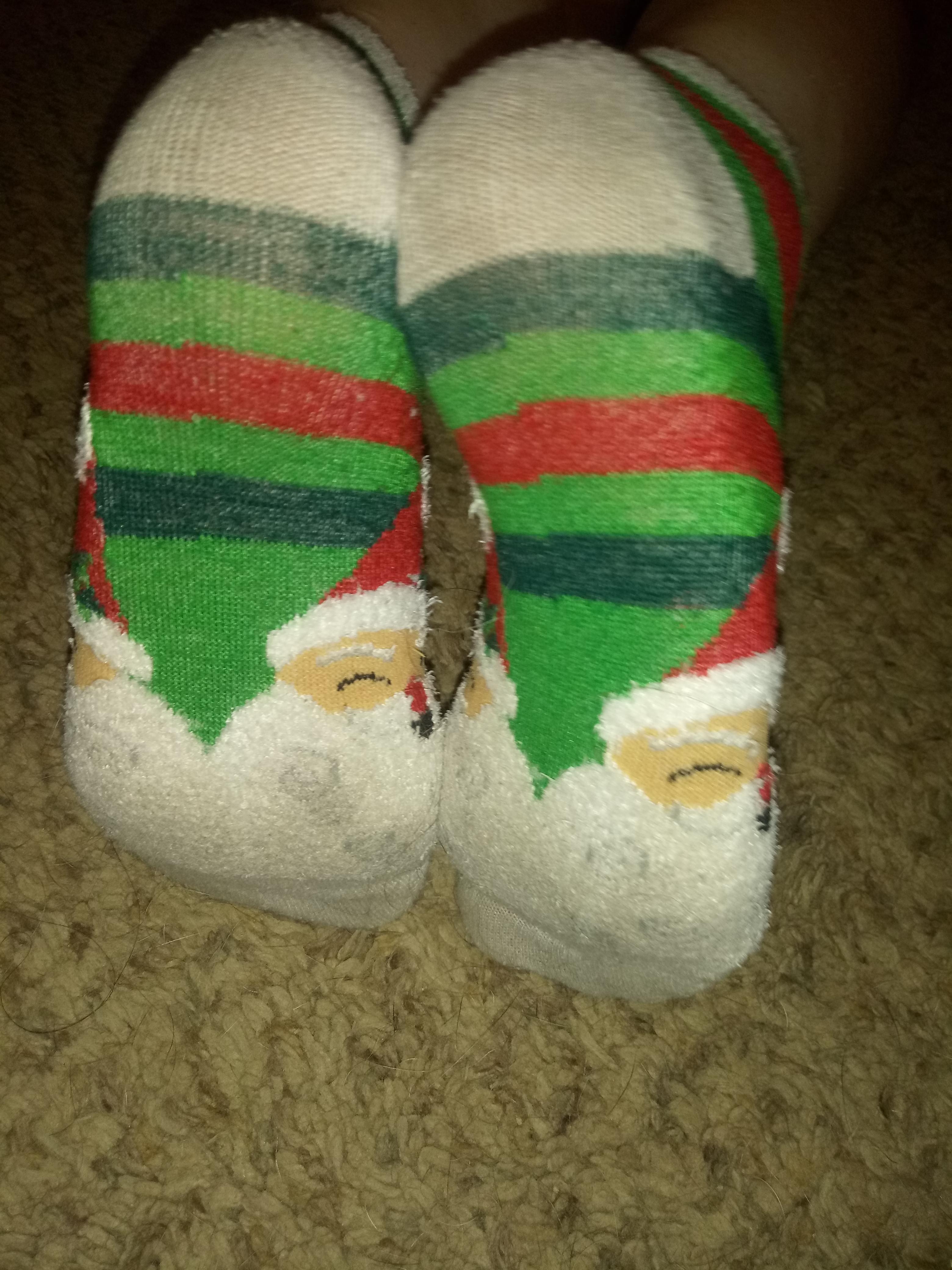 Under my tiny feet 😆 | Scrolller