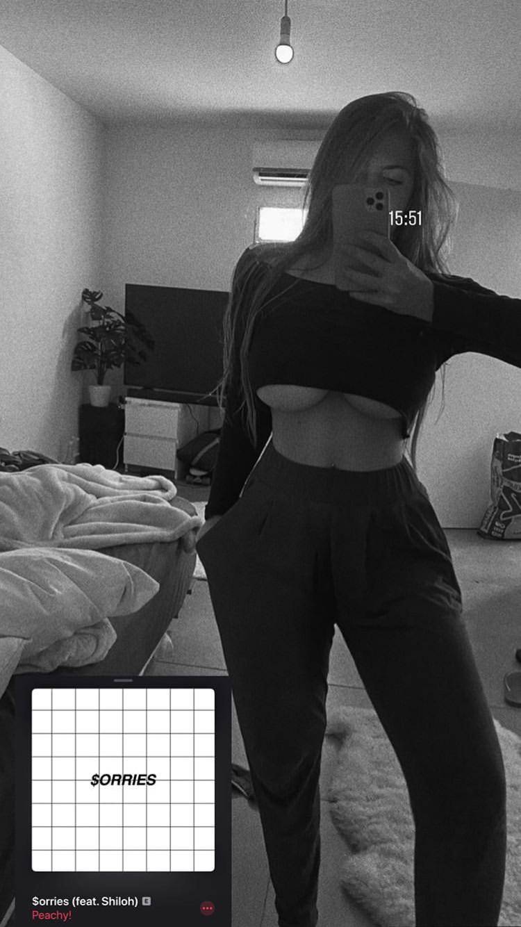 Underboob | Scrolller