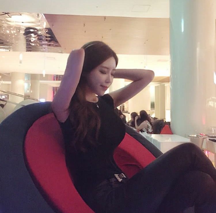 Unparalleled Curves | Scrolller