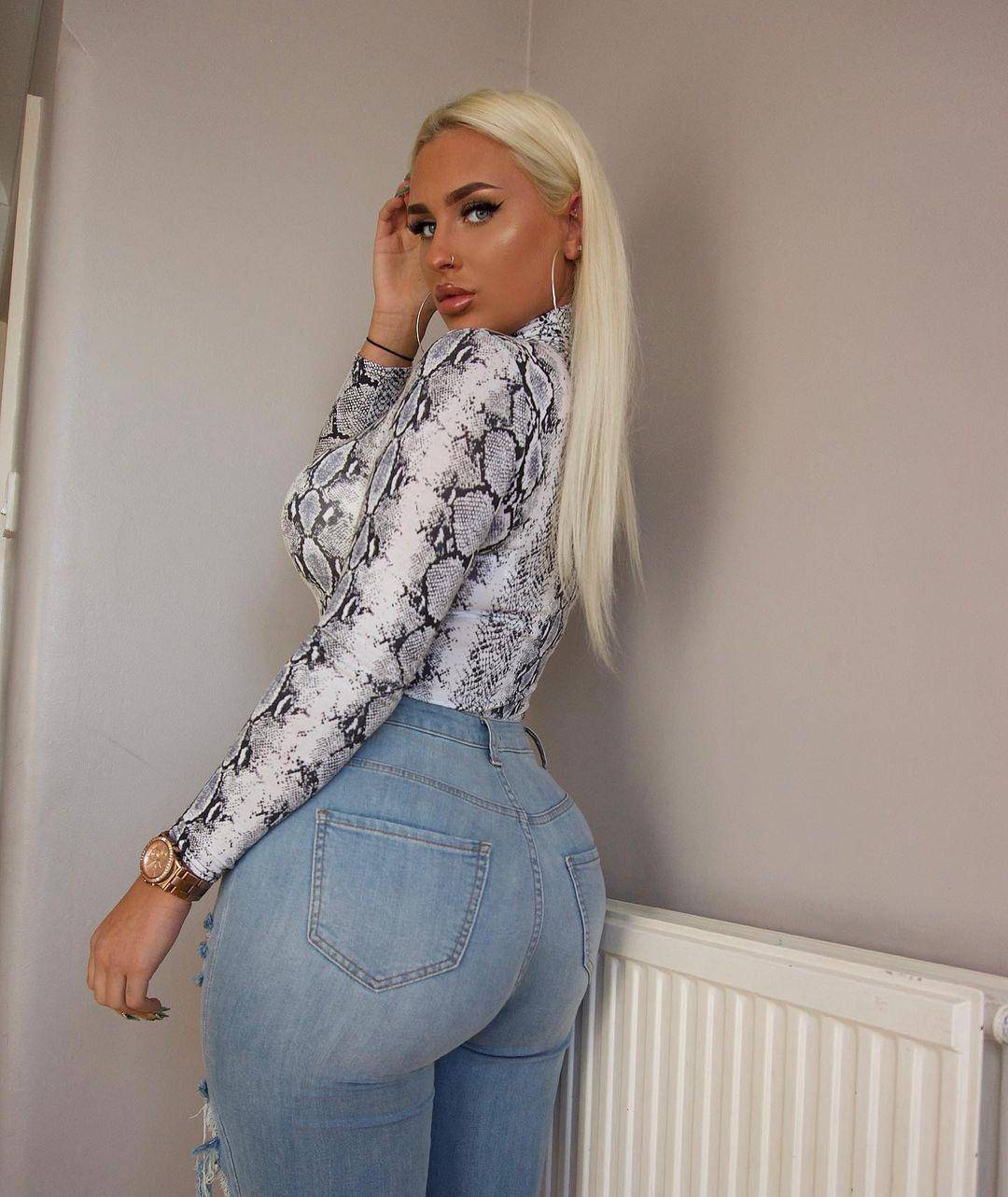 Tight jeans | Scrolller