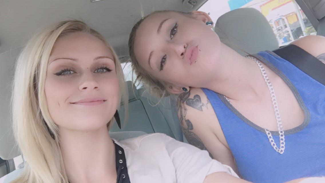 Us-ie 😊 F[26] F[24] | Scrolller