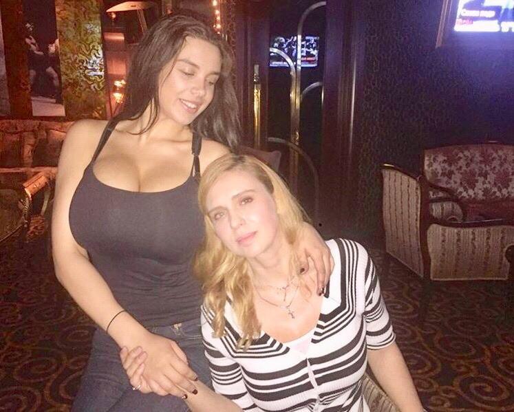 Using her head for comparison | Scrolller