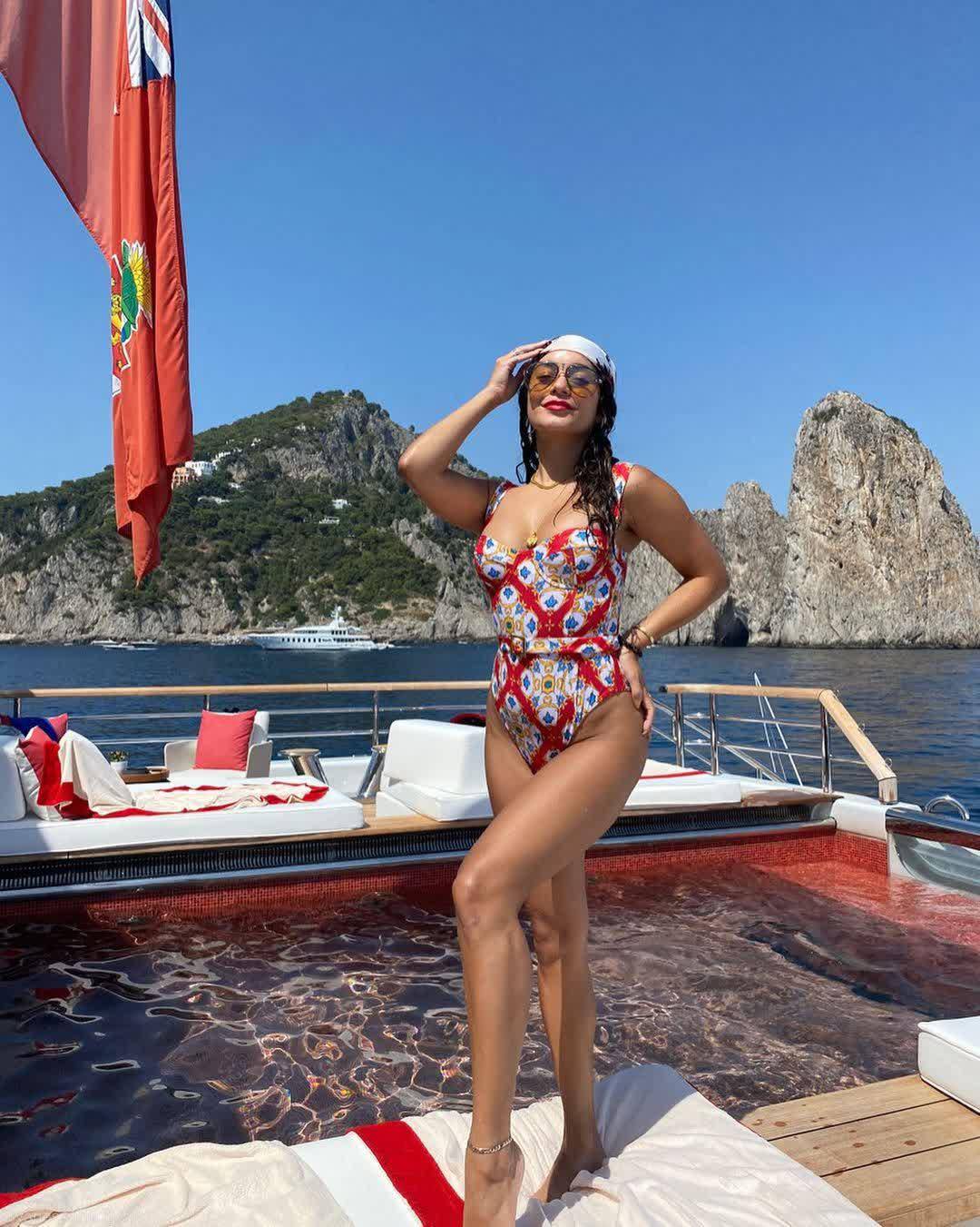 Vanessa Hudgens Scrolller