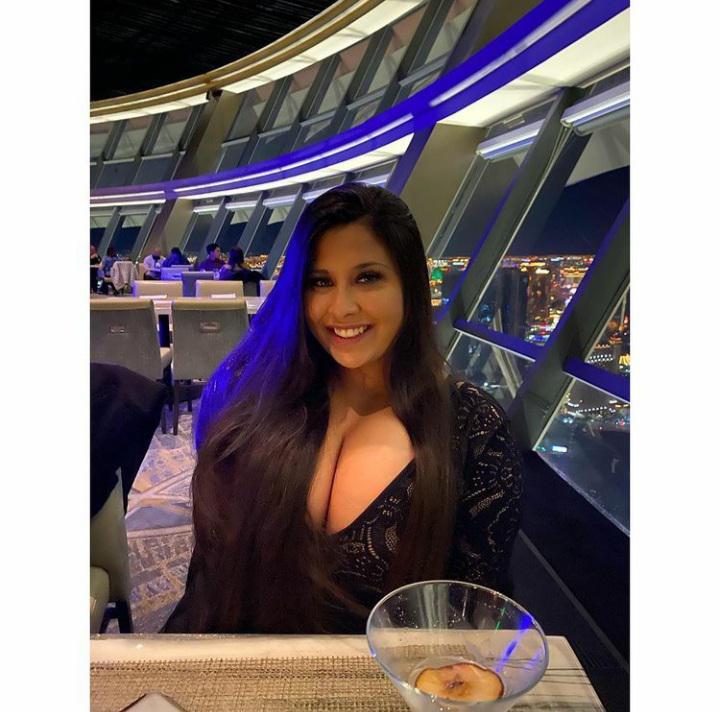 Vanessa's giant breasts | Scrolller