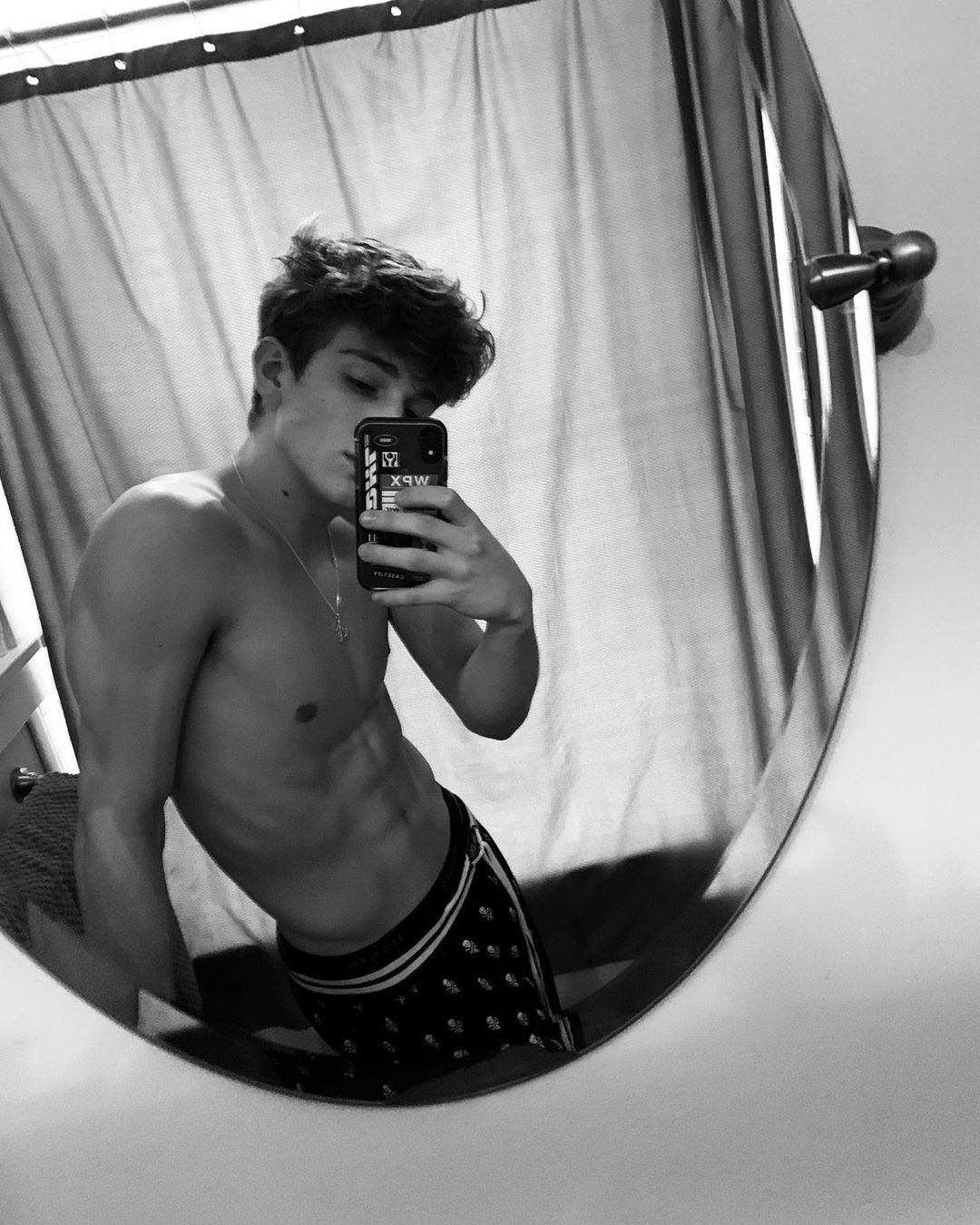 @vinniehacker [SHIRTLESS] | Scrolller