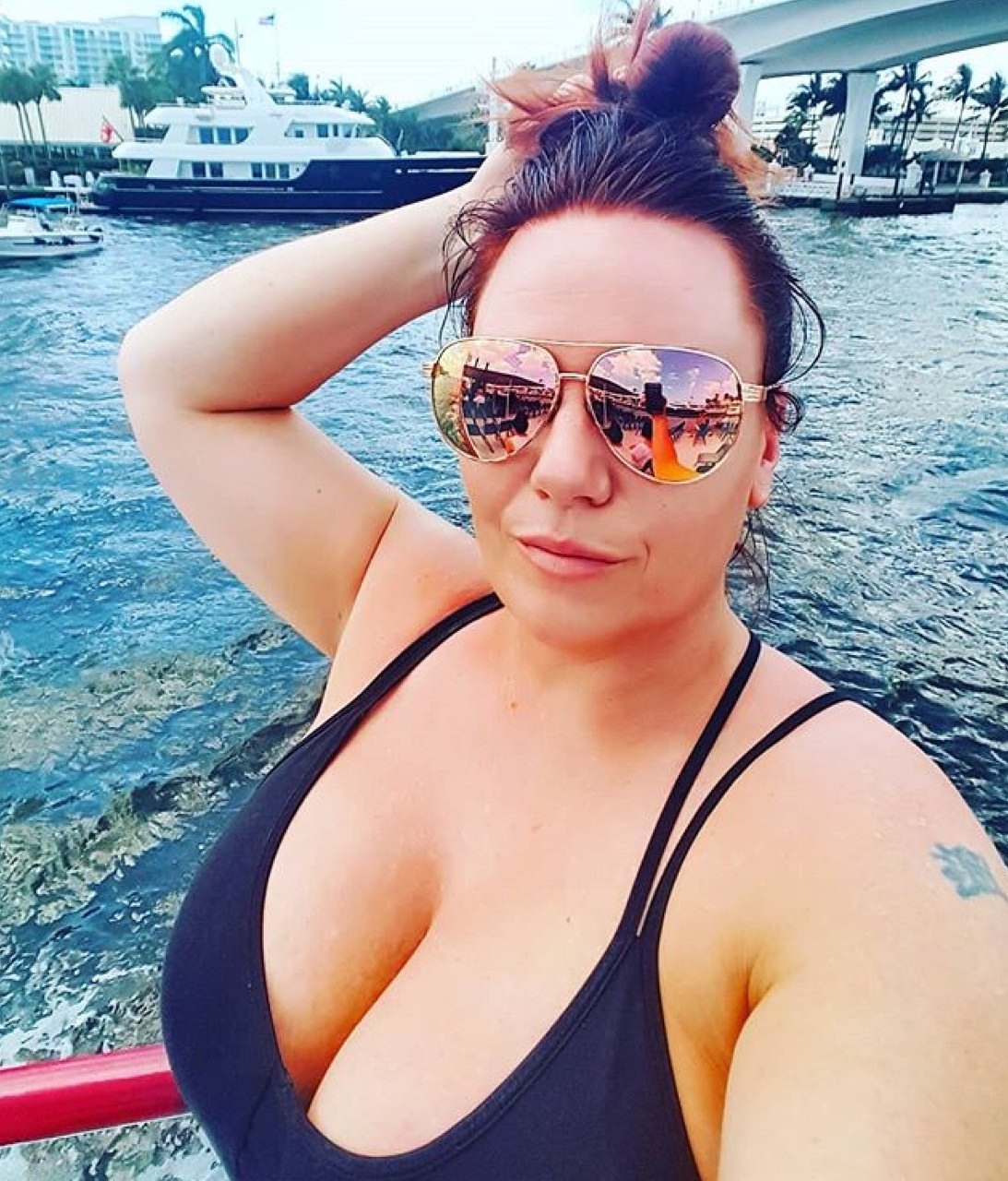 Voluptuous bikini selfie | Scrolller