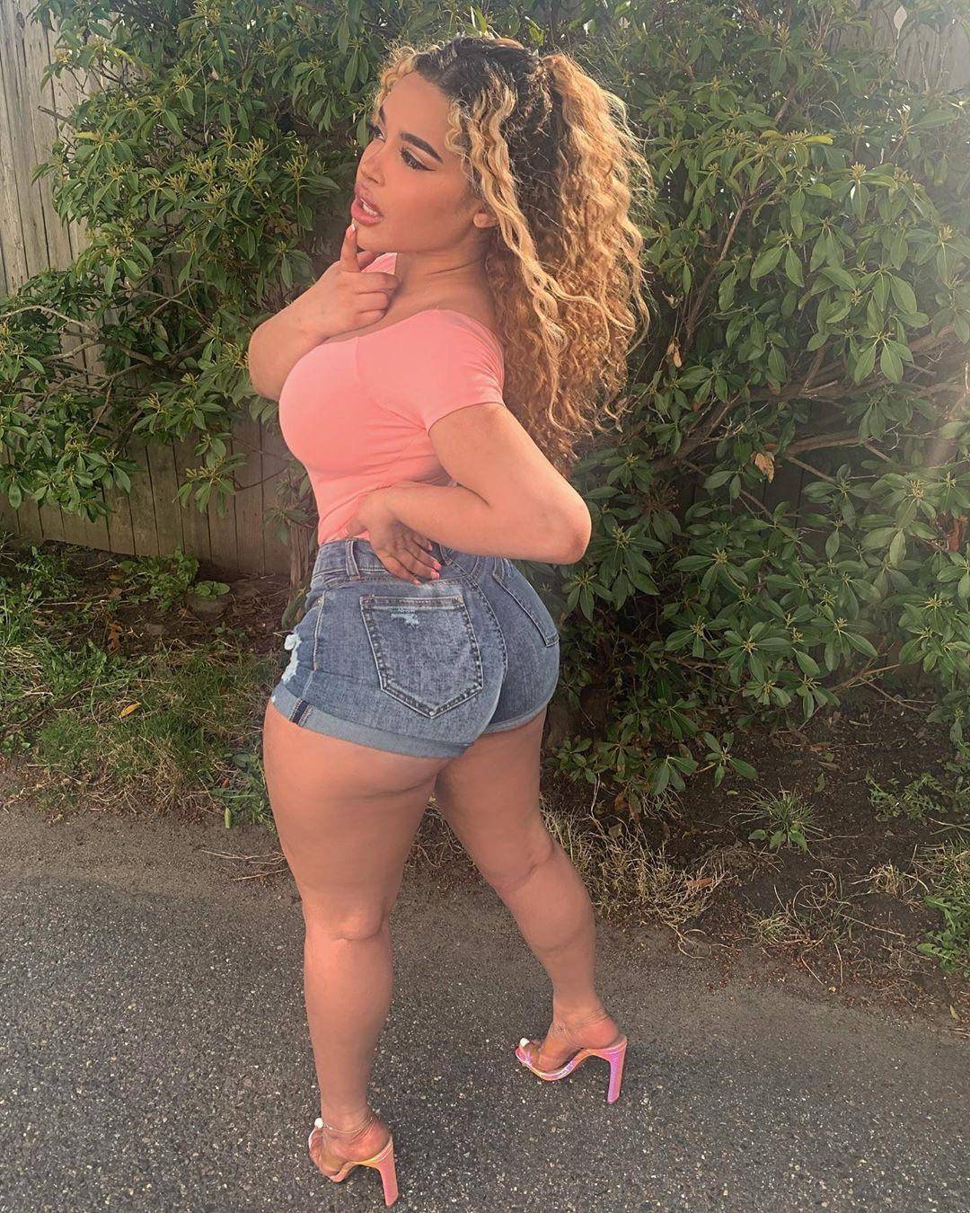 WAGON🍑🍑🍑 | Scrolller