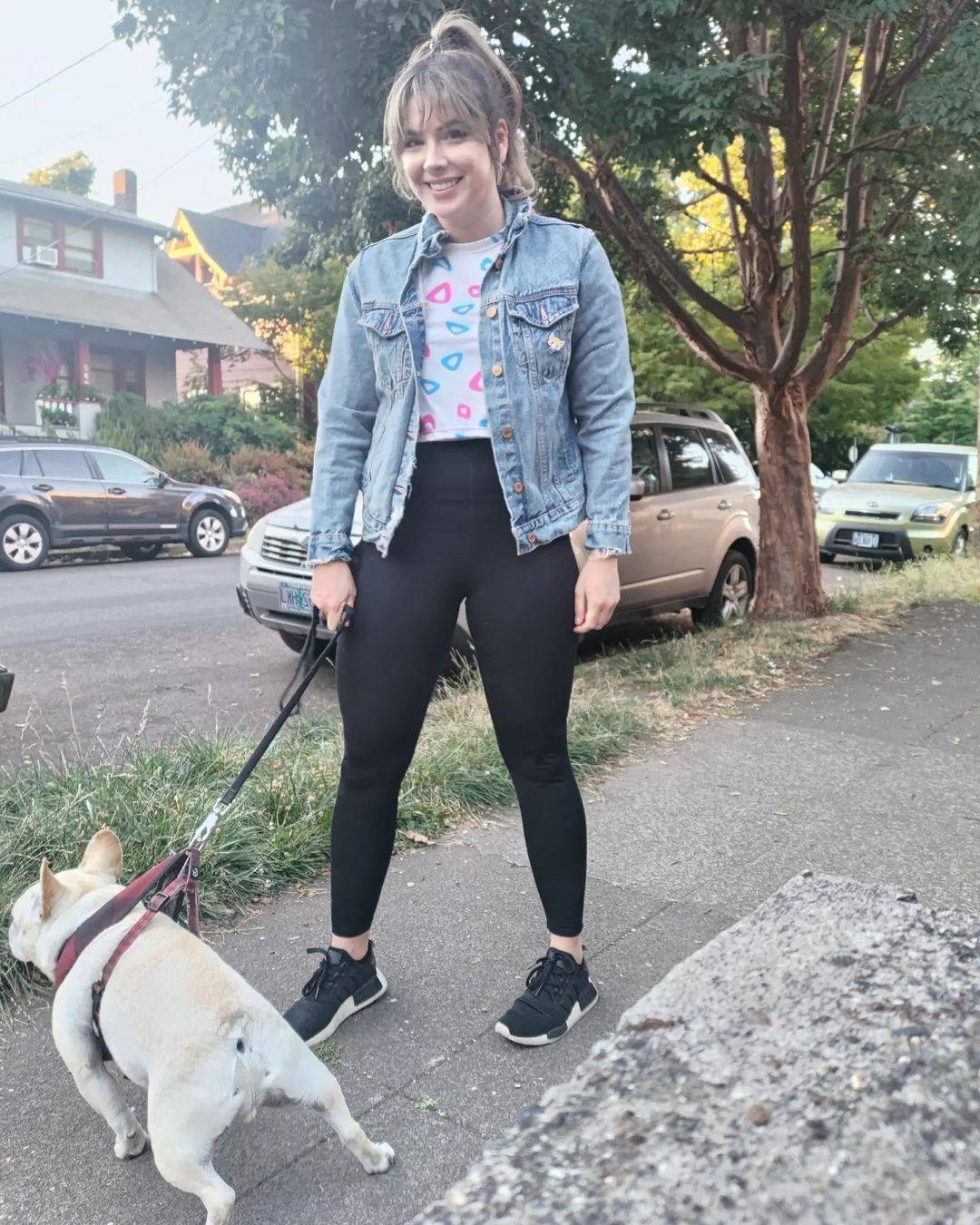 Walking Simone | Scrolller