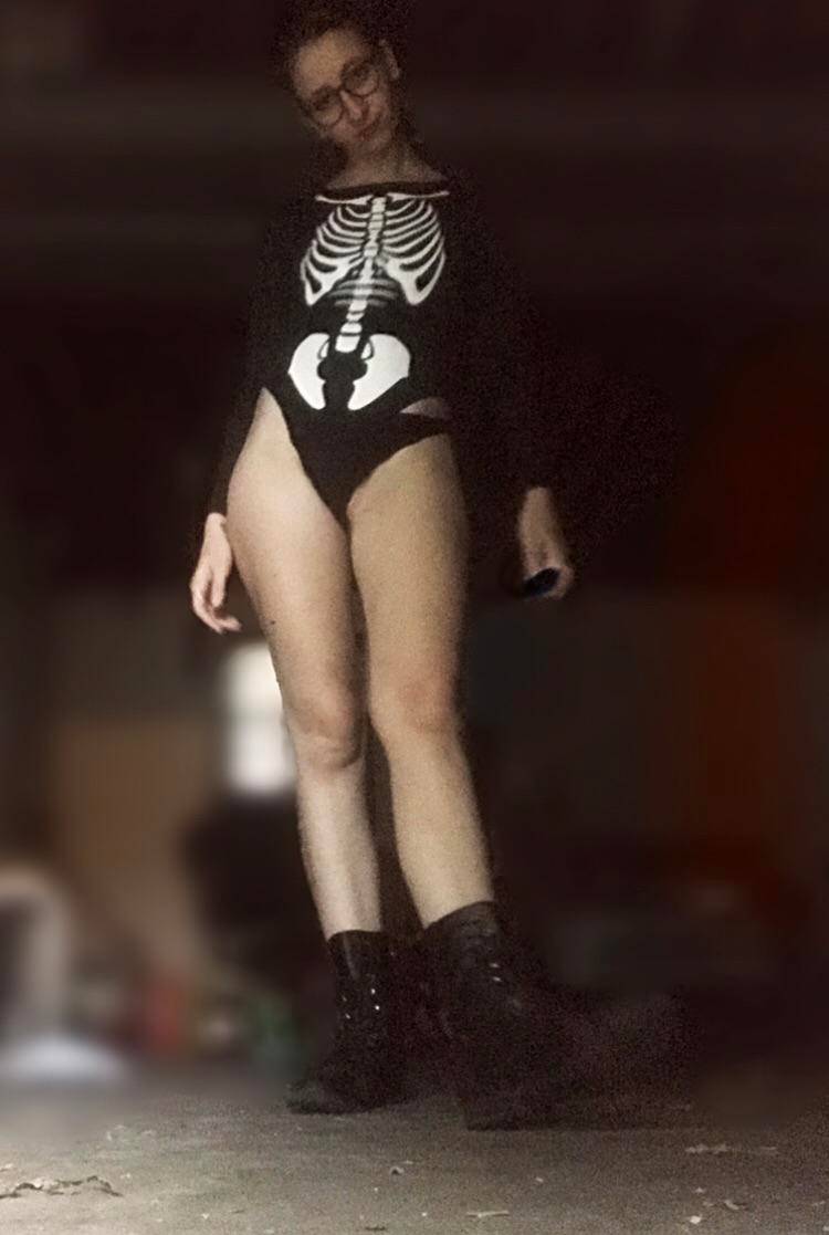 Wanna bone?🦴26yo MILF ☠️Submissive/Brat 🦴Over 600 Pics! ☠️$5.75 Sale all of October!! | Scrolller