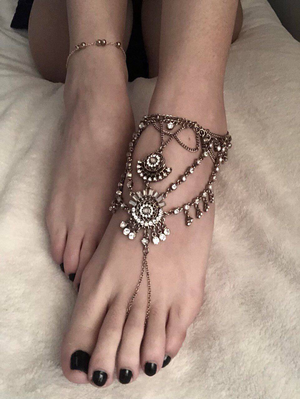 Bow to your foot queen | Scrolller