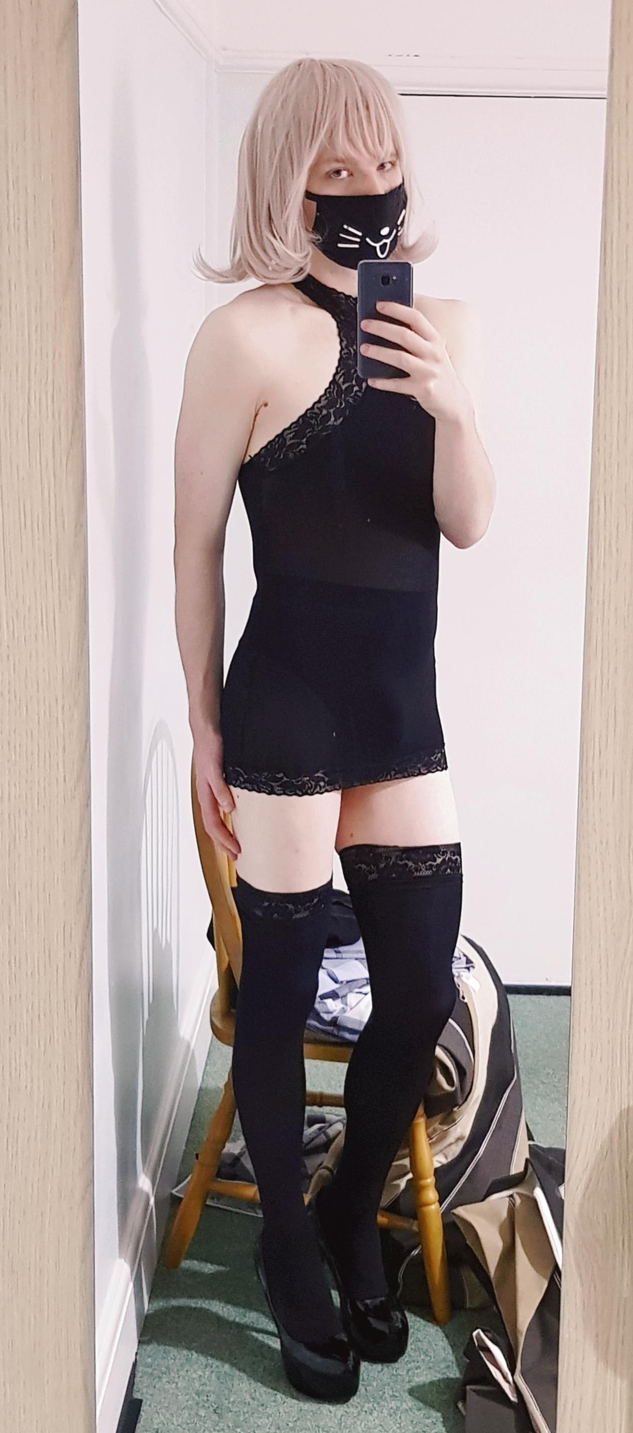 Wanna hold hands? | Scrolller