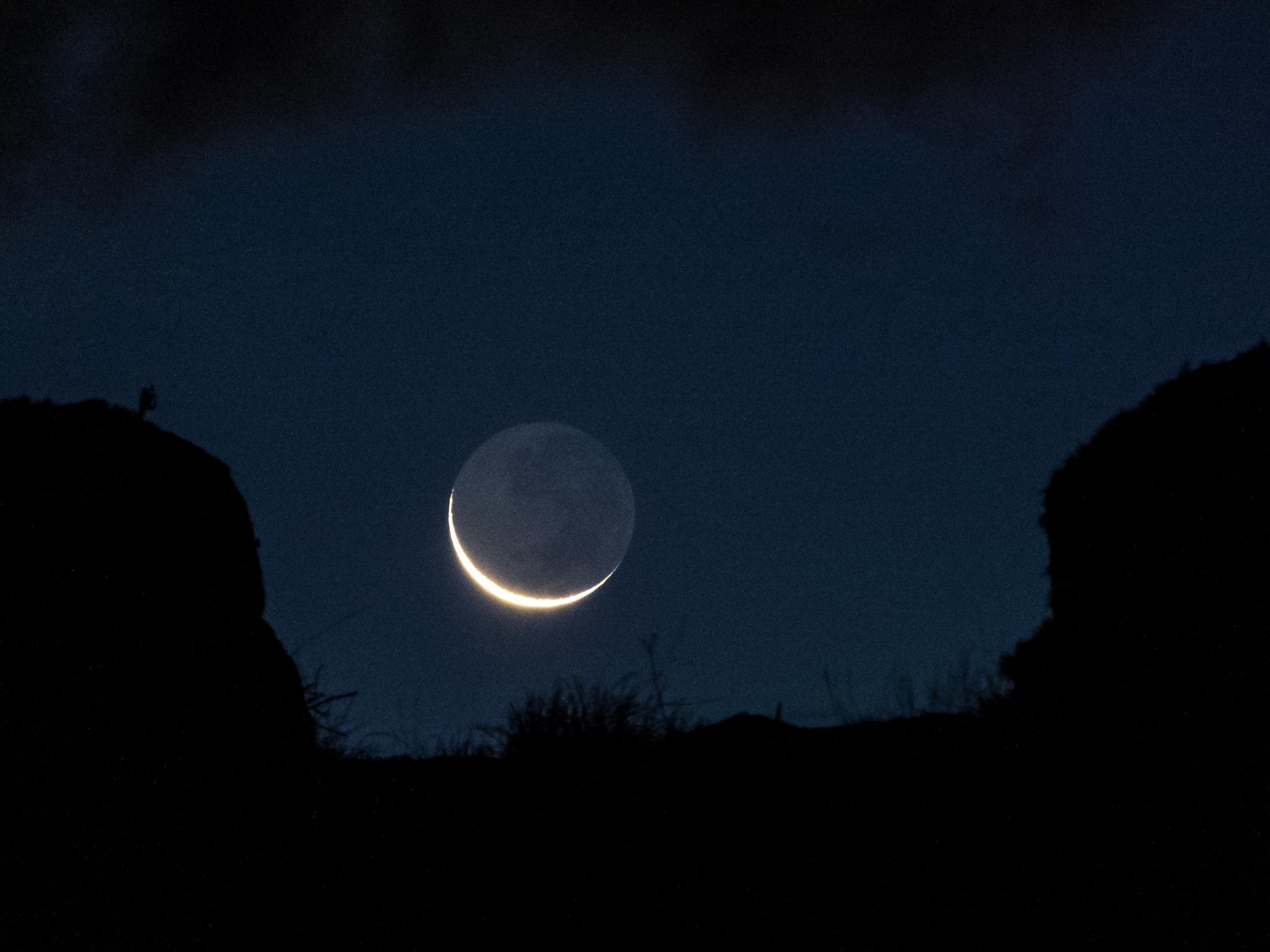 Waxing crescent moon in Sierras Bayas, Argentina [OC] | Scrolller