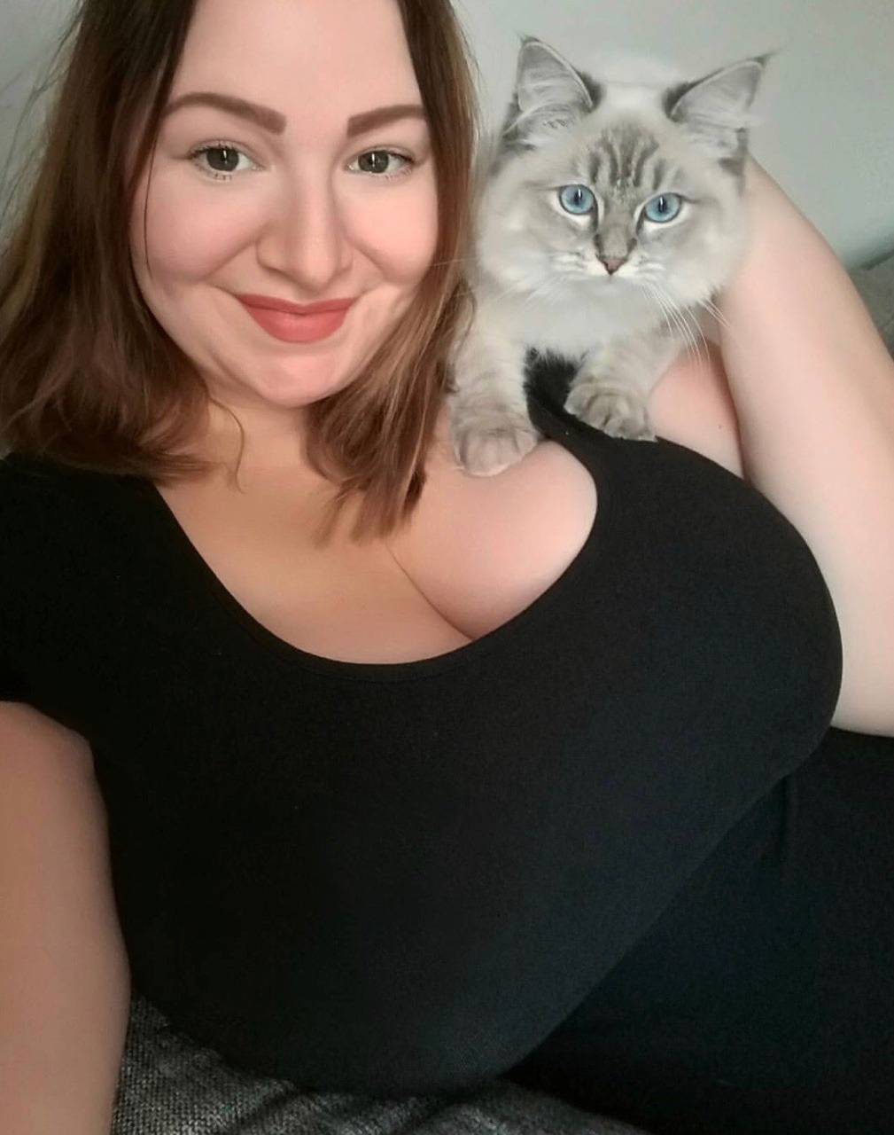 Wearing black helps but she's just... | Scrolller