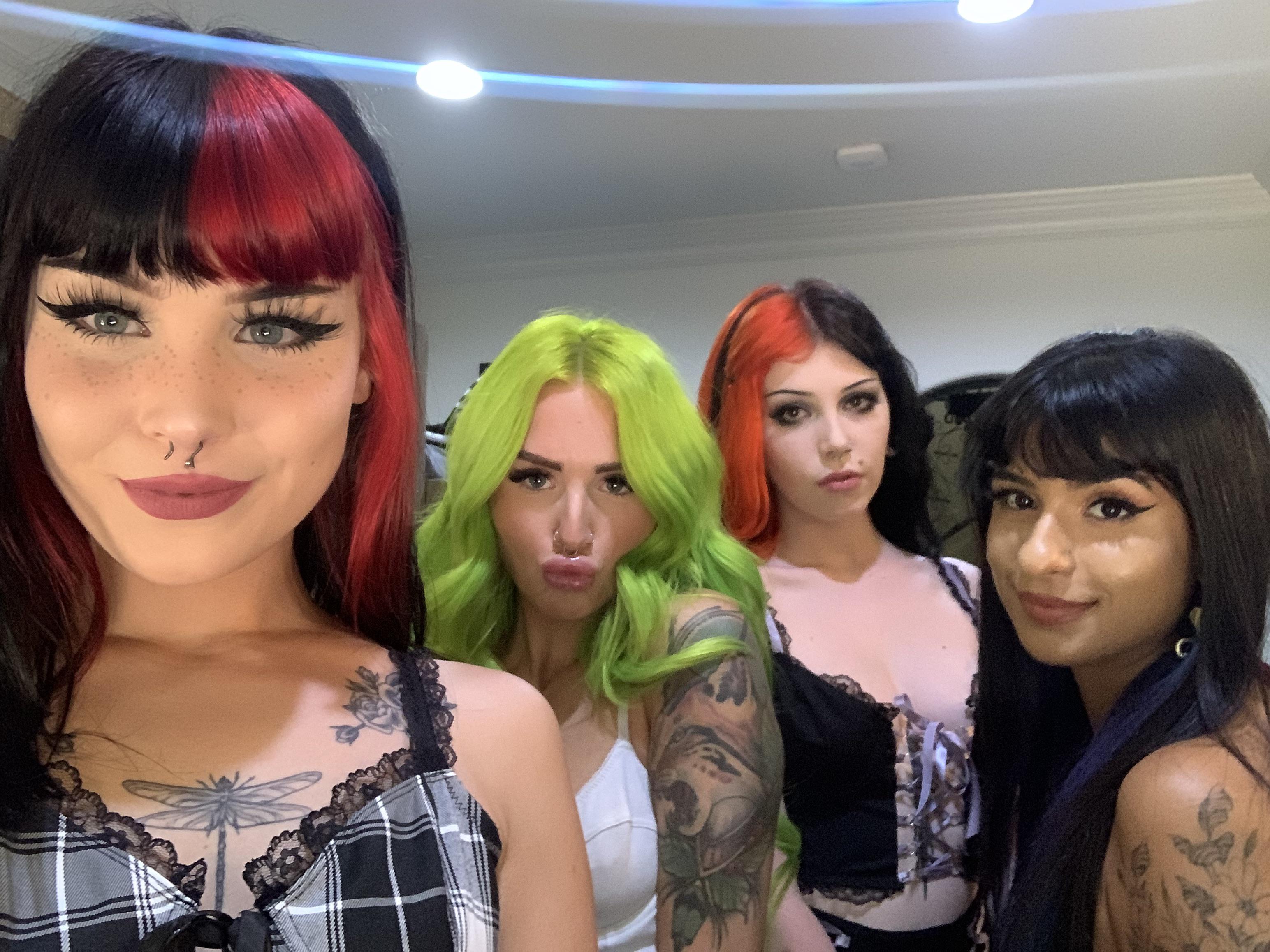 what about 4 pretty alt girls? | Scrolller