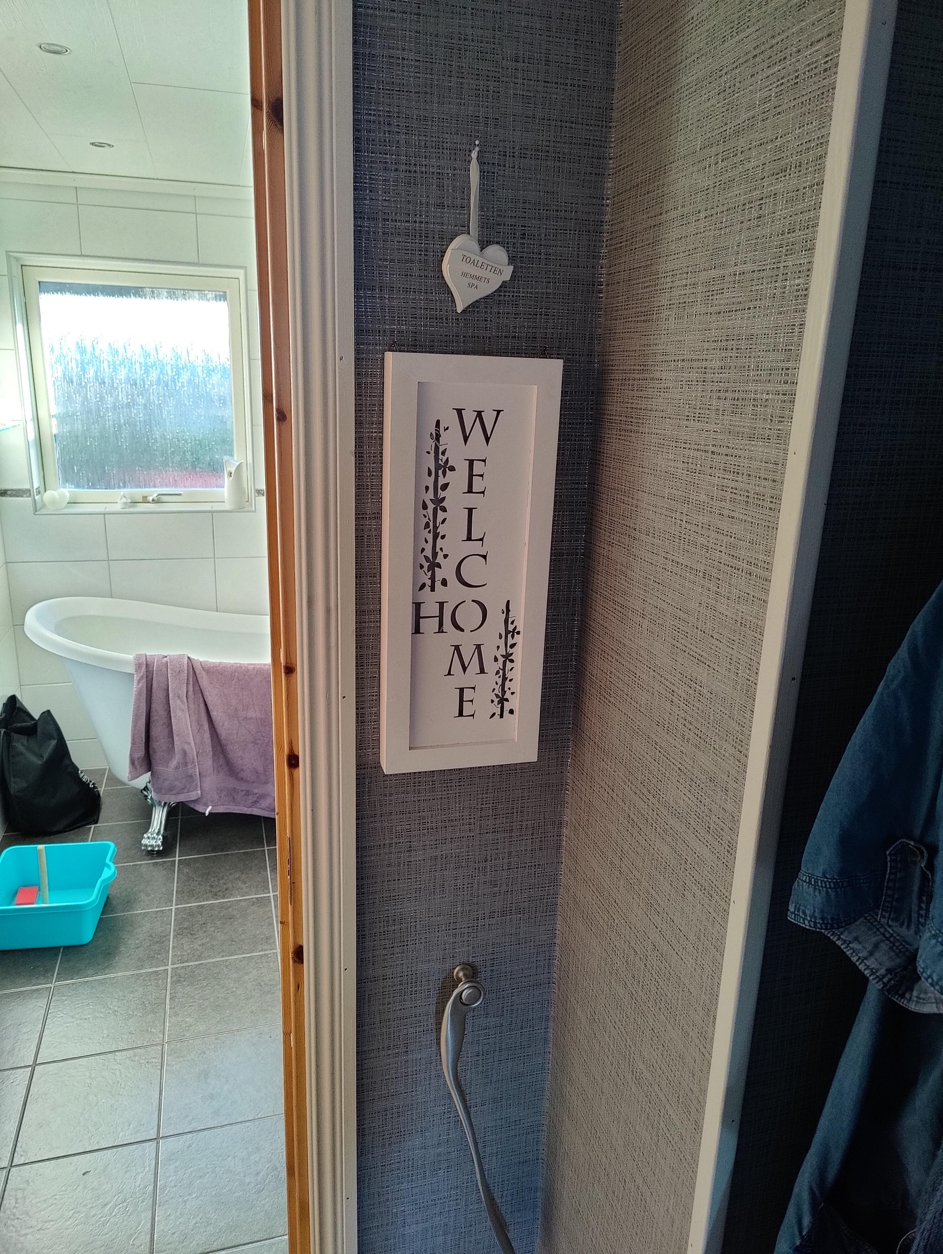 What does it say? | Scrolller