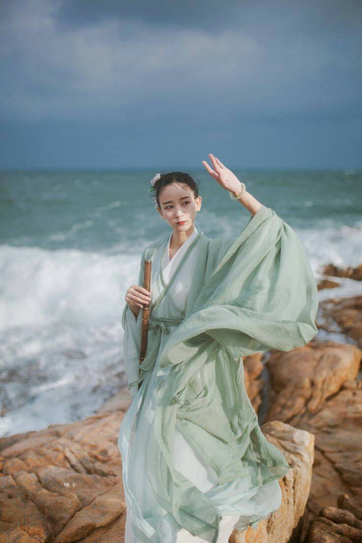 What is this kind of hanfu called. Is traditional? | Scrolller