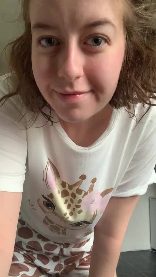 What’s more adorable, me or my giraffe pyjamas? | Scrolller