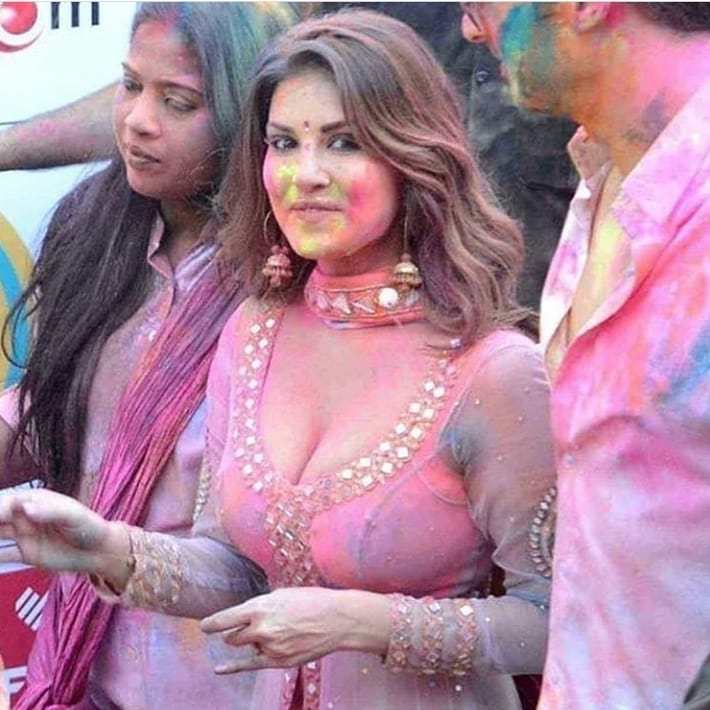 When you press your mom's boobs while playing Holi and she gives you this smile💗 | Scrolller