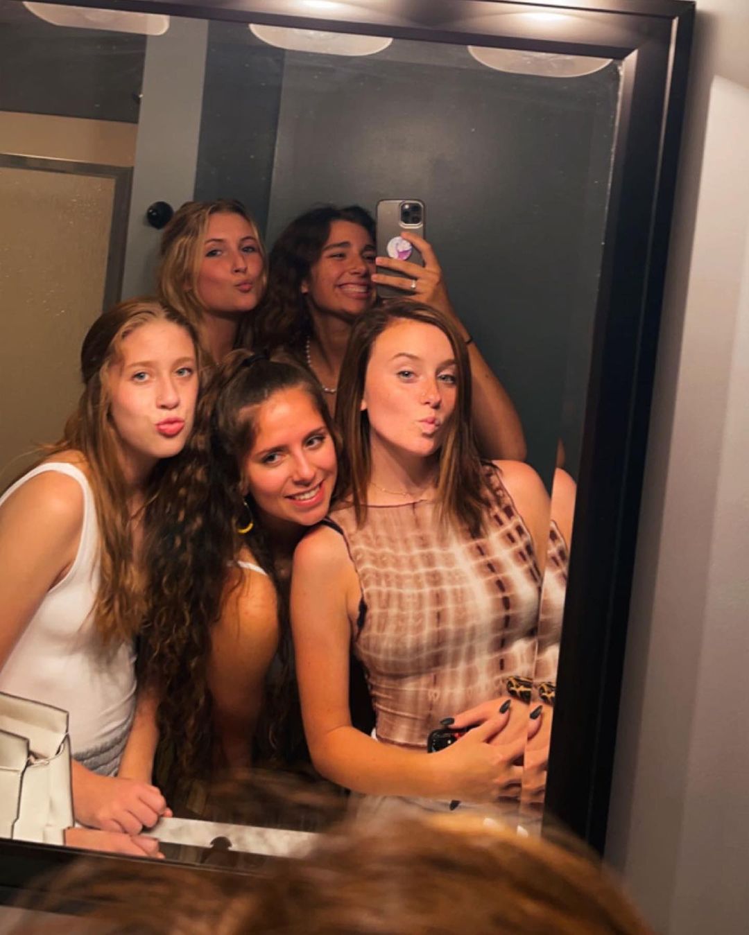 Which girl's your preferred choice? | Scrolller