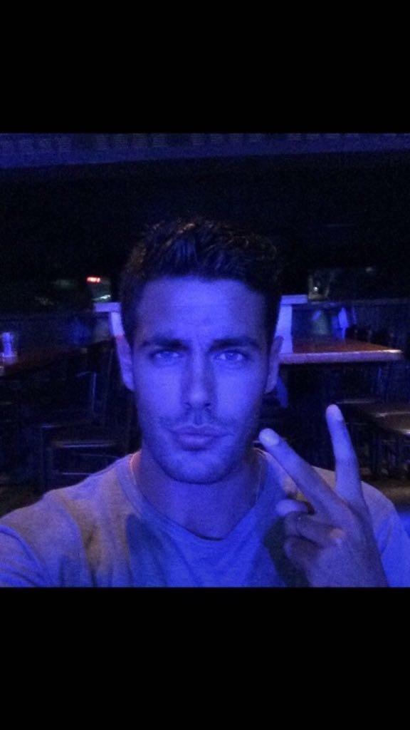 Who is this guy | Scrolller