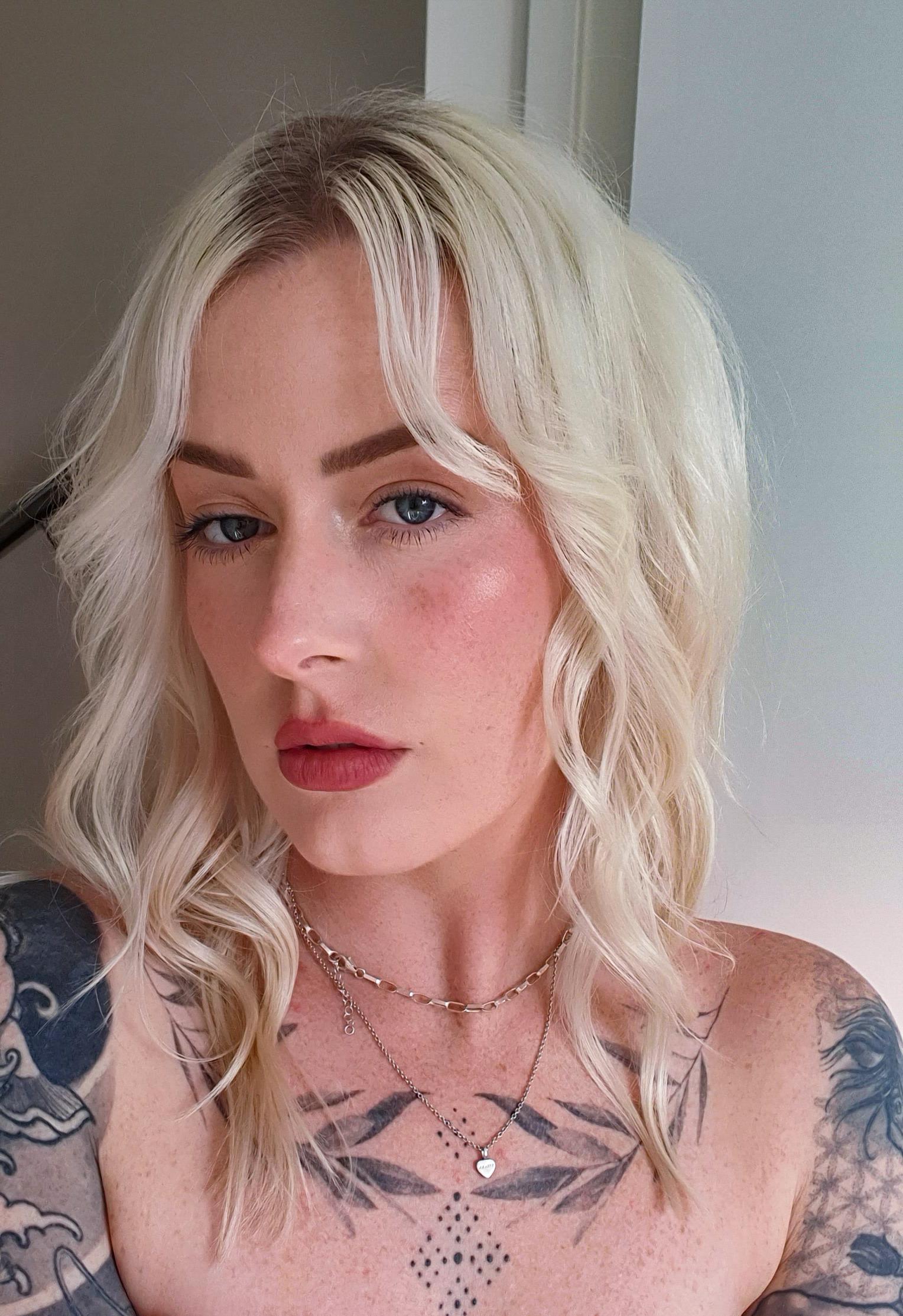 Who Likes Girls With Freckles And Tattoos 😇 Scrolller