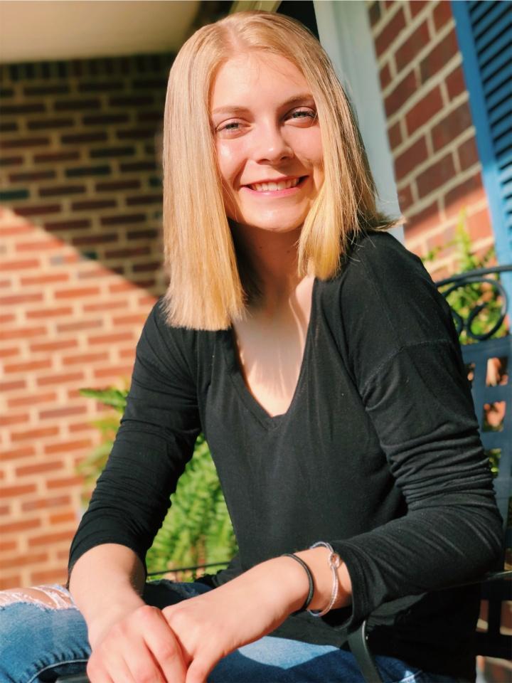 Who needs makeup when you have good lighting? | Scrolller