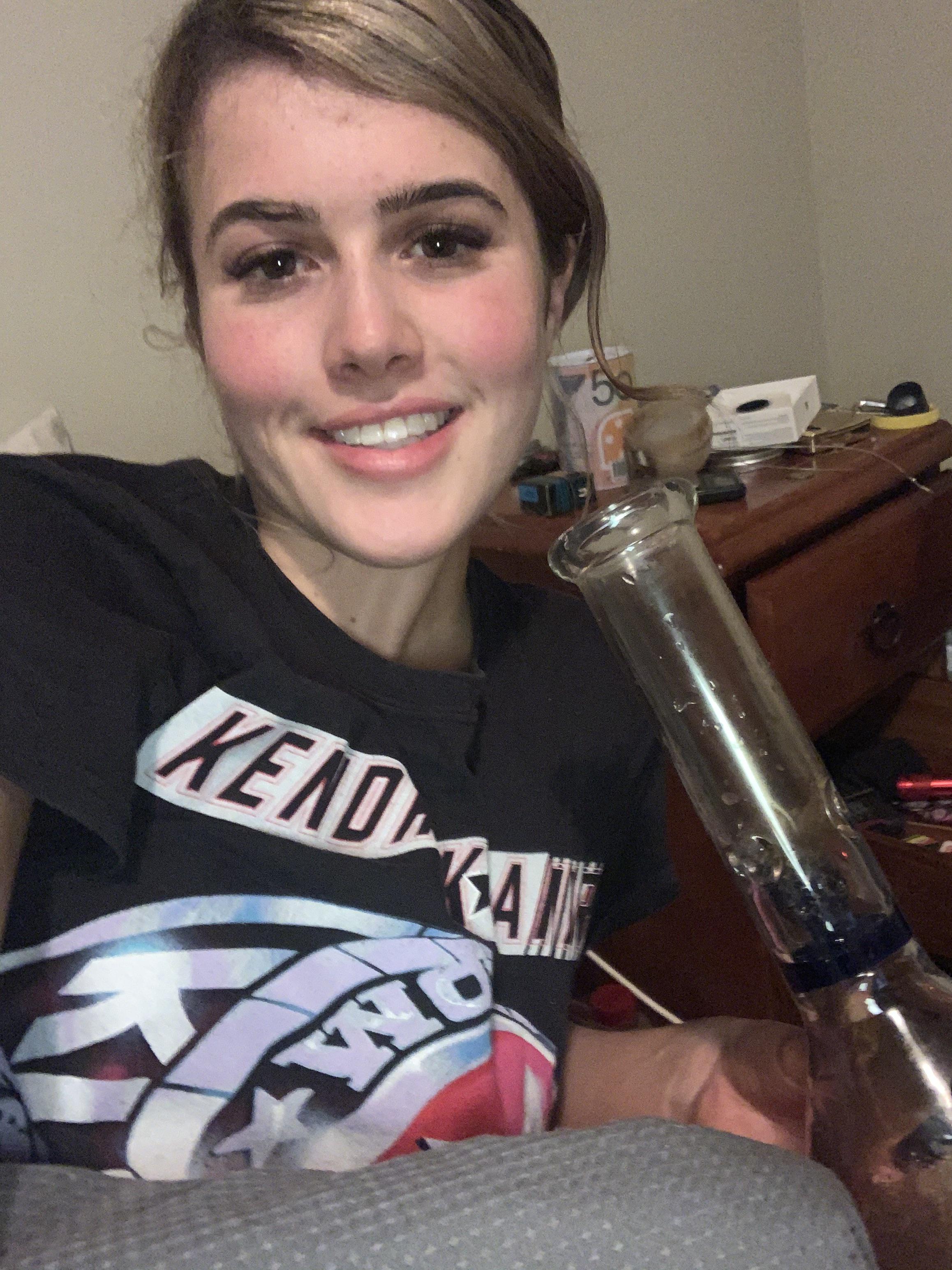 who’s 420 friendly and likes bongs in bed? | Scrolller