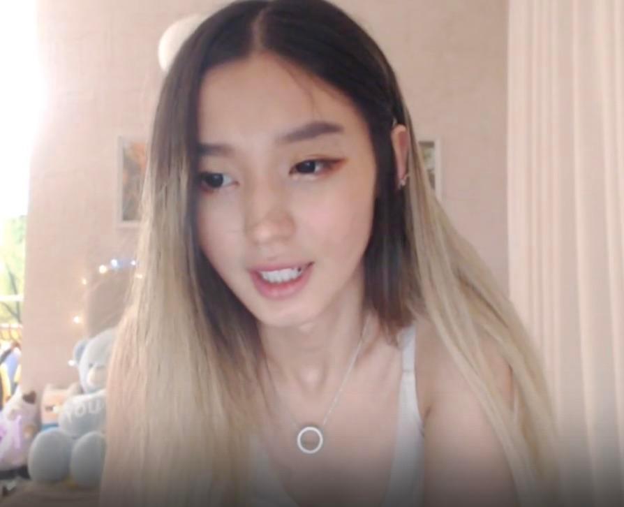 Who’s she? From a stripchat ad | Scrolller