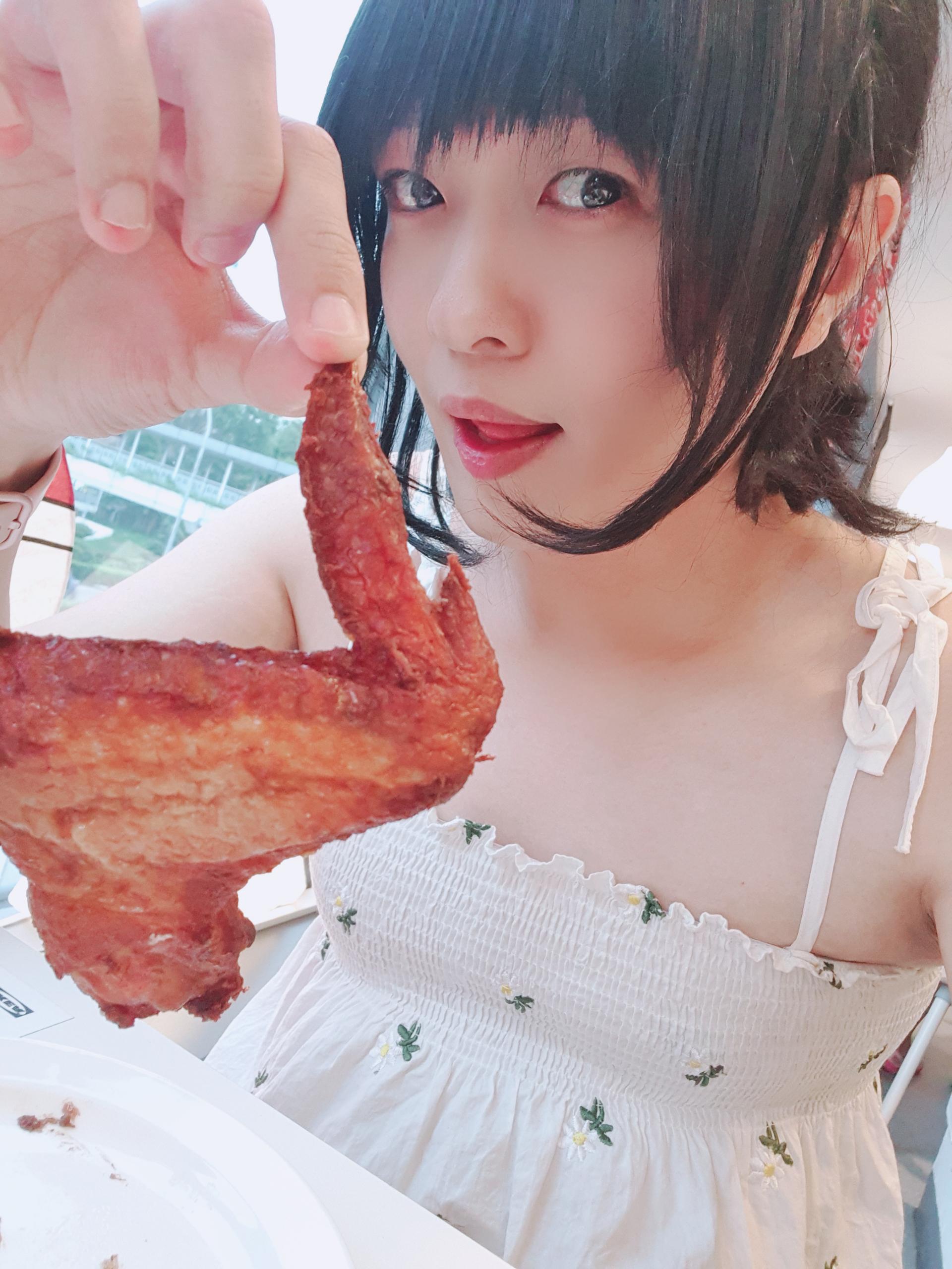 Who want's chicken wing? | Scrolller