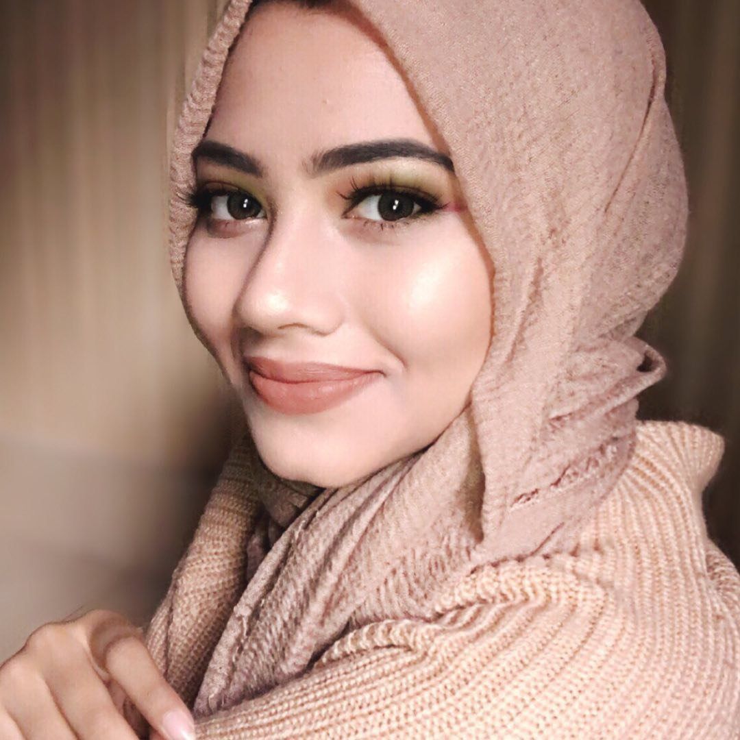 Who wants my wife ;) | Scrolller