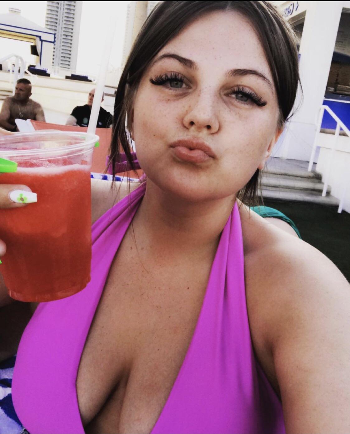 Who wants to wank over my gf and tribute her for me? I have more pics | Scrolller