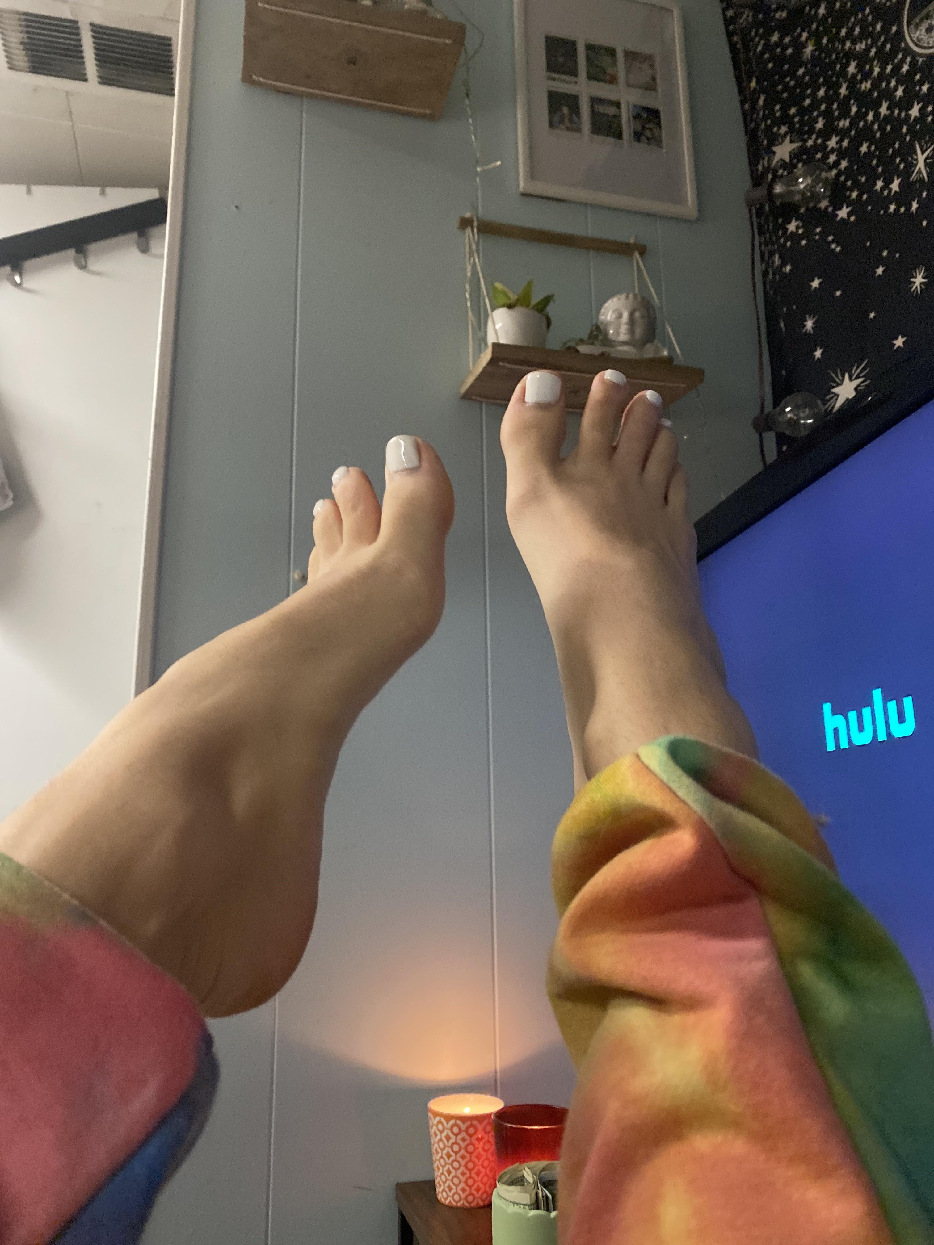 Who wants to worship my feet? 😈😌 | Scrolller