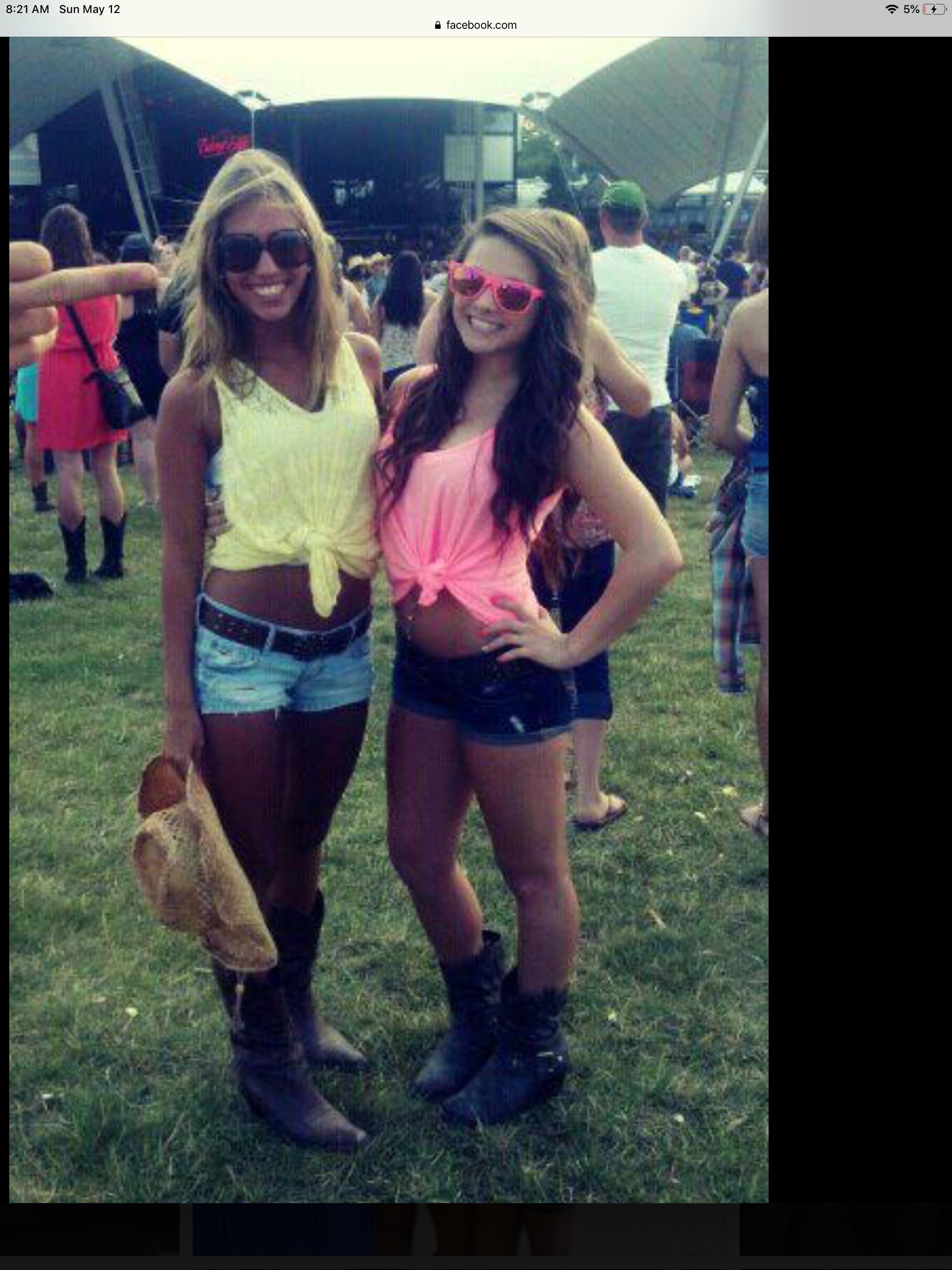 Whose hotter | Scrolller