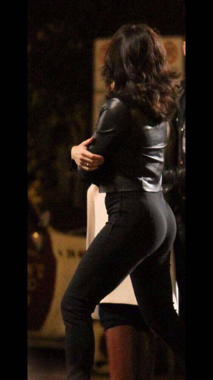 Why Does B99 Not Show Off Stephanie‘s Ass More Scrolller