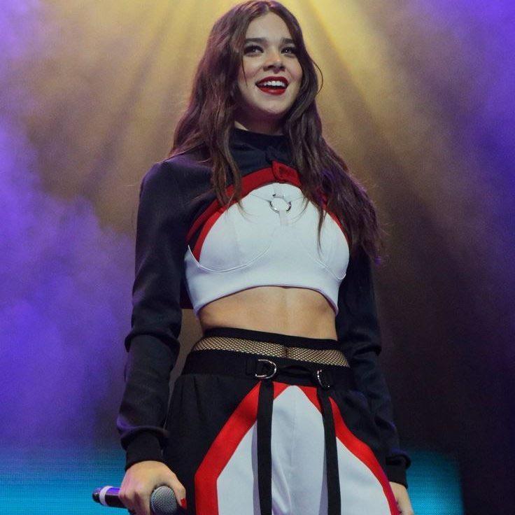 Why does she look like a literal angel here?! | Scrolller