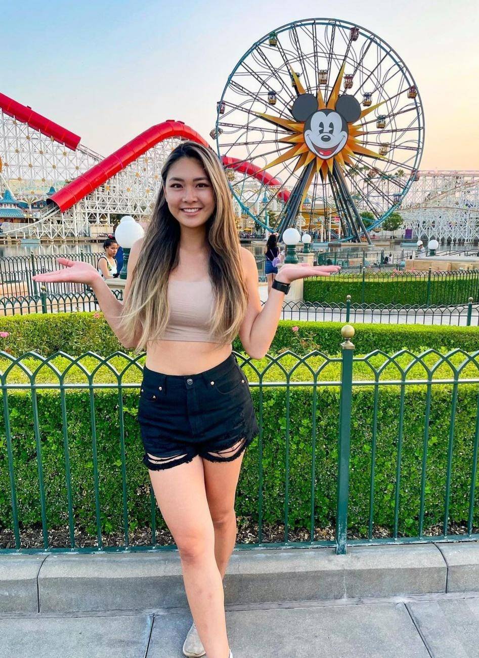 Why I love going to disneyland | Scrolller