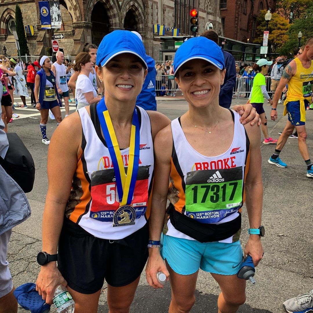 With her sister at the finishing line of the marathon | Scrolller