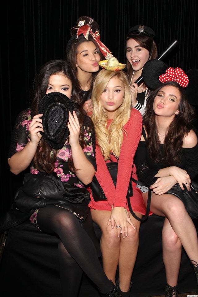 Ryan Newman with Piper curda,Sarah Carpenter,Paris Berelc and Olivia Holt | Scrolller