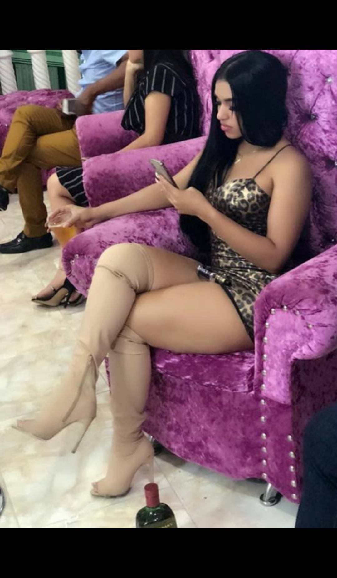 Woman With Gorgeous Crossed Legs | Scrolller