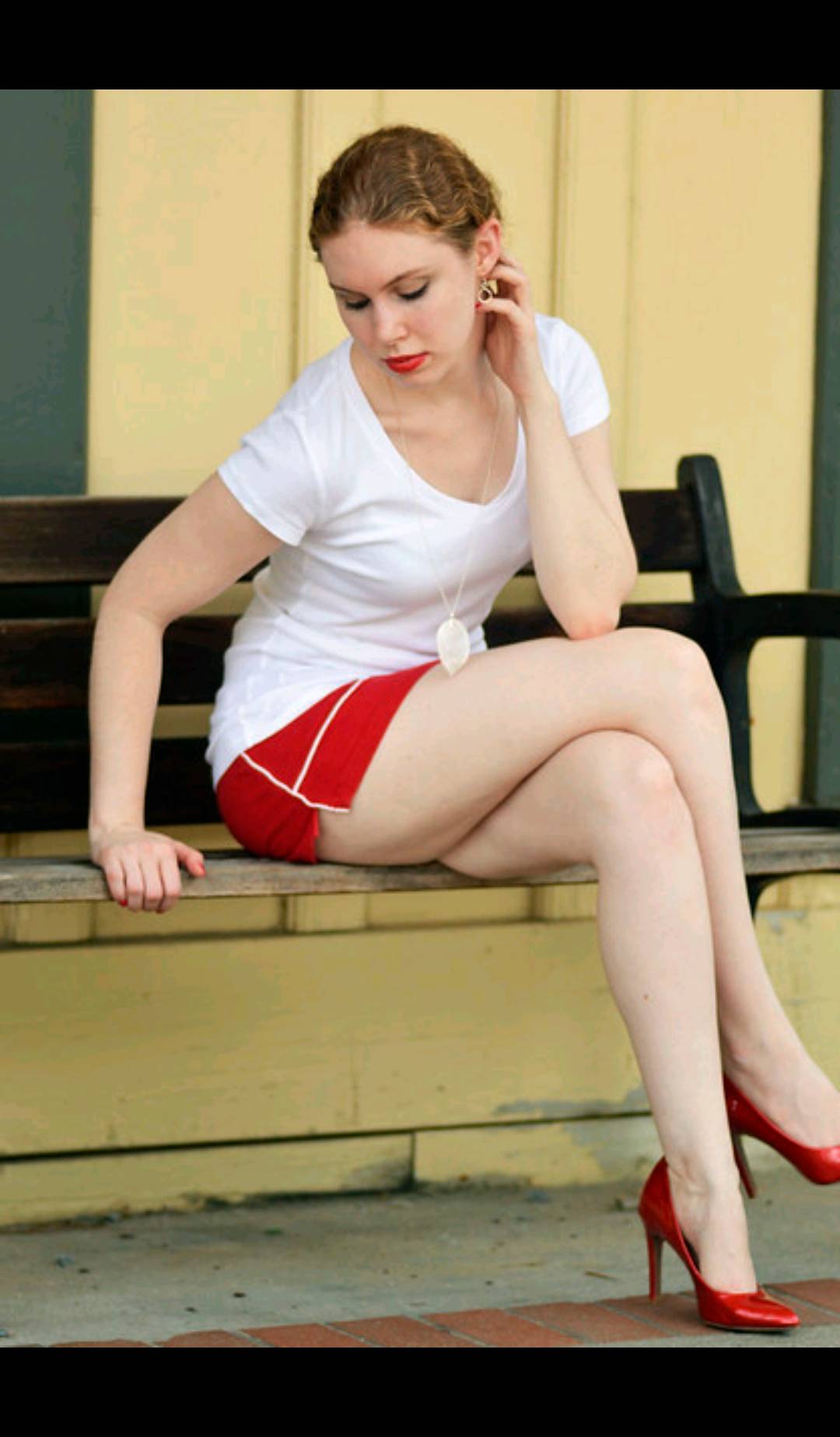 Woman With Very Beautiful Crossed Legs Scrolller