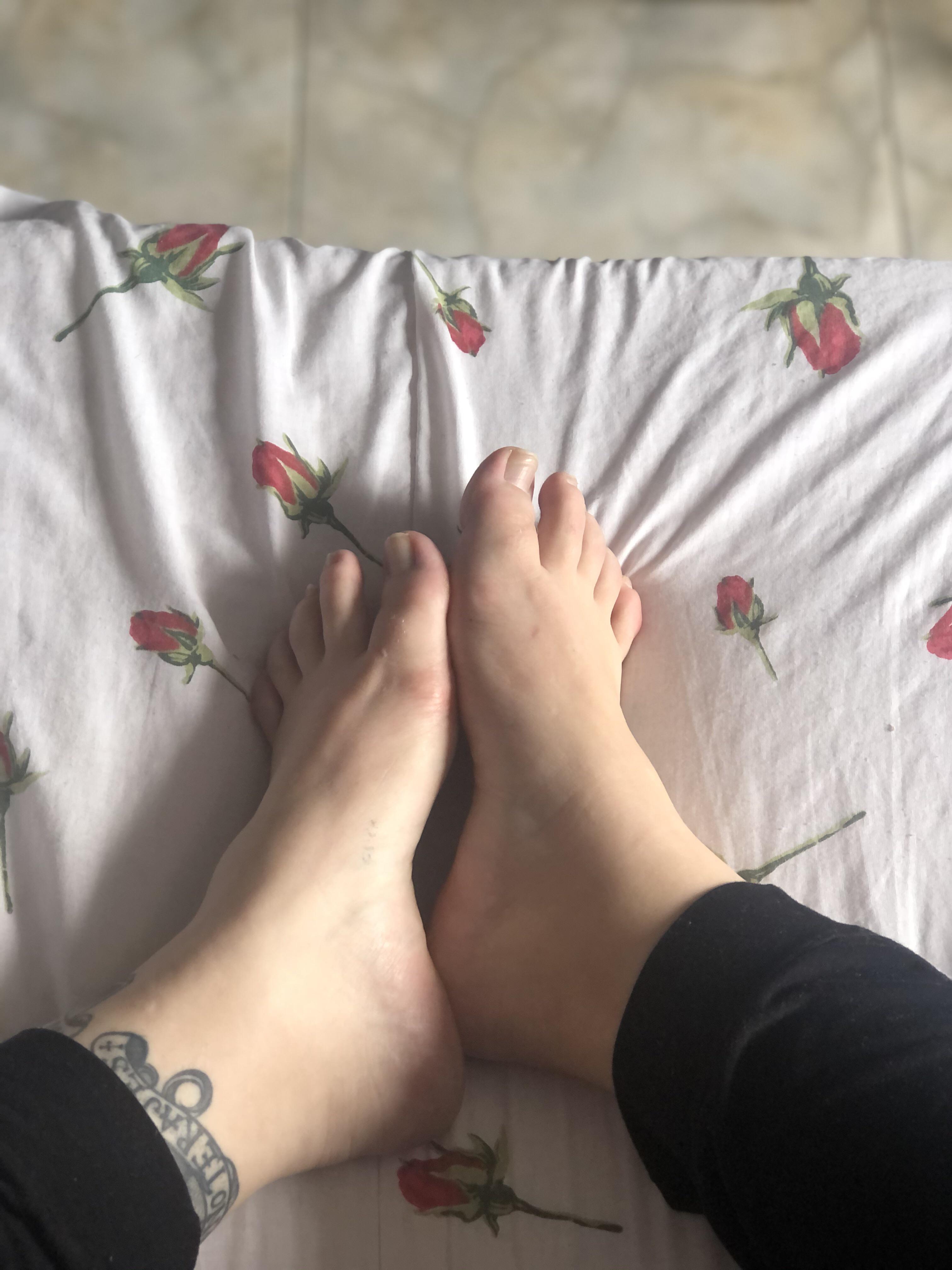 wondering what colour i should paint my nails | Scrolller