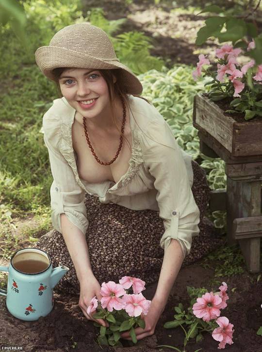 Working in her garden [x-post r/downblouse] | Scrolller