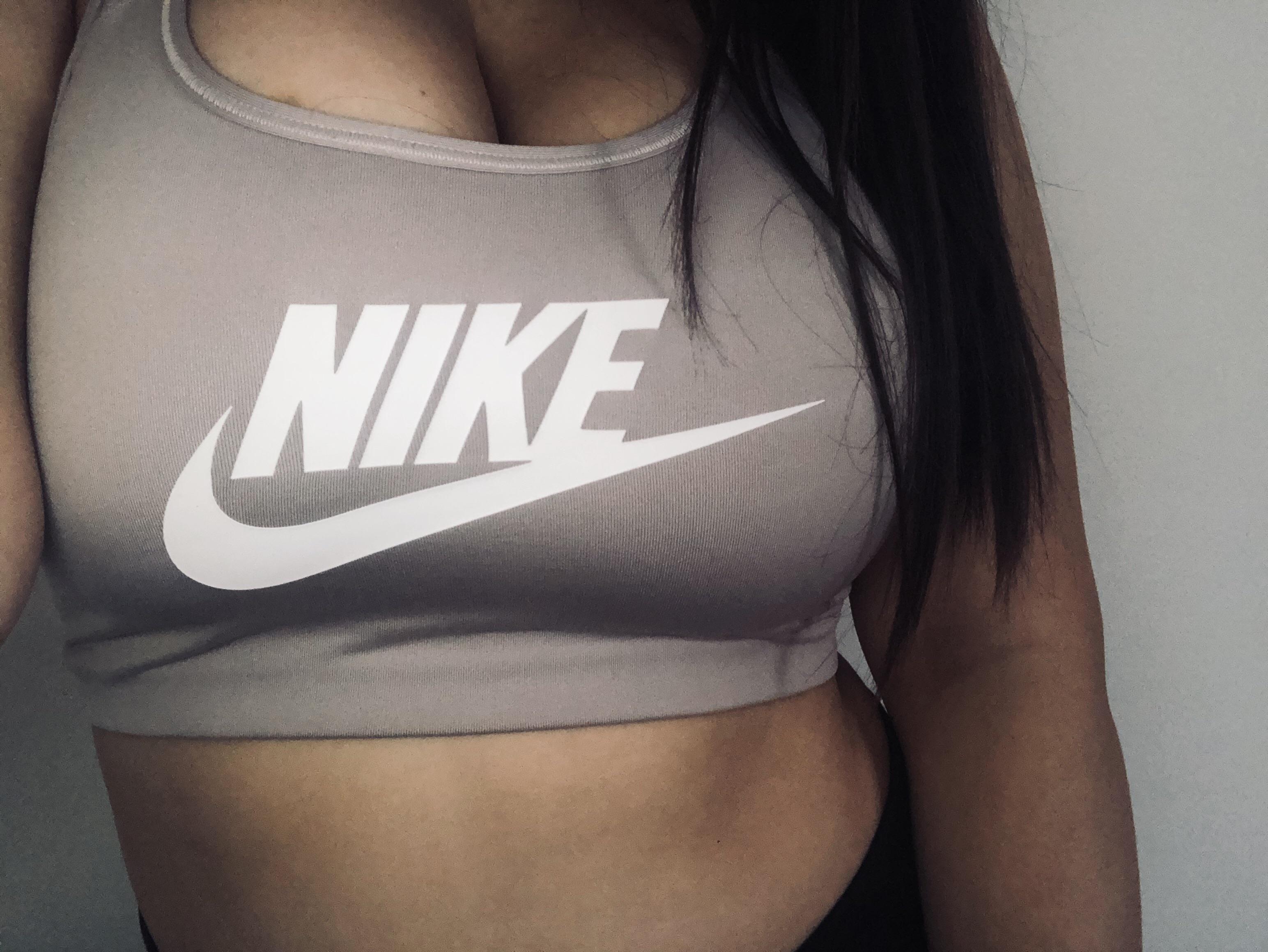 Working on my abs 😘 | Scrolller